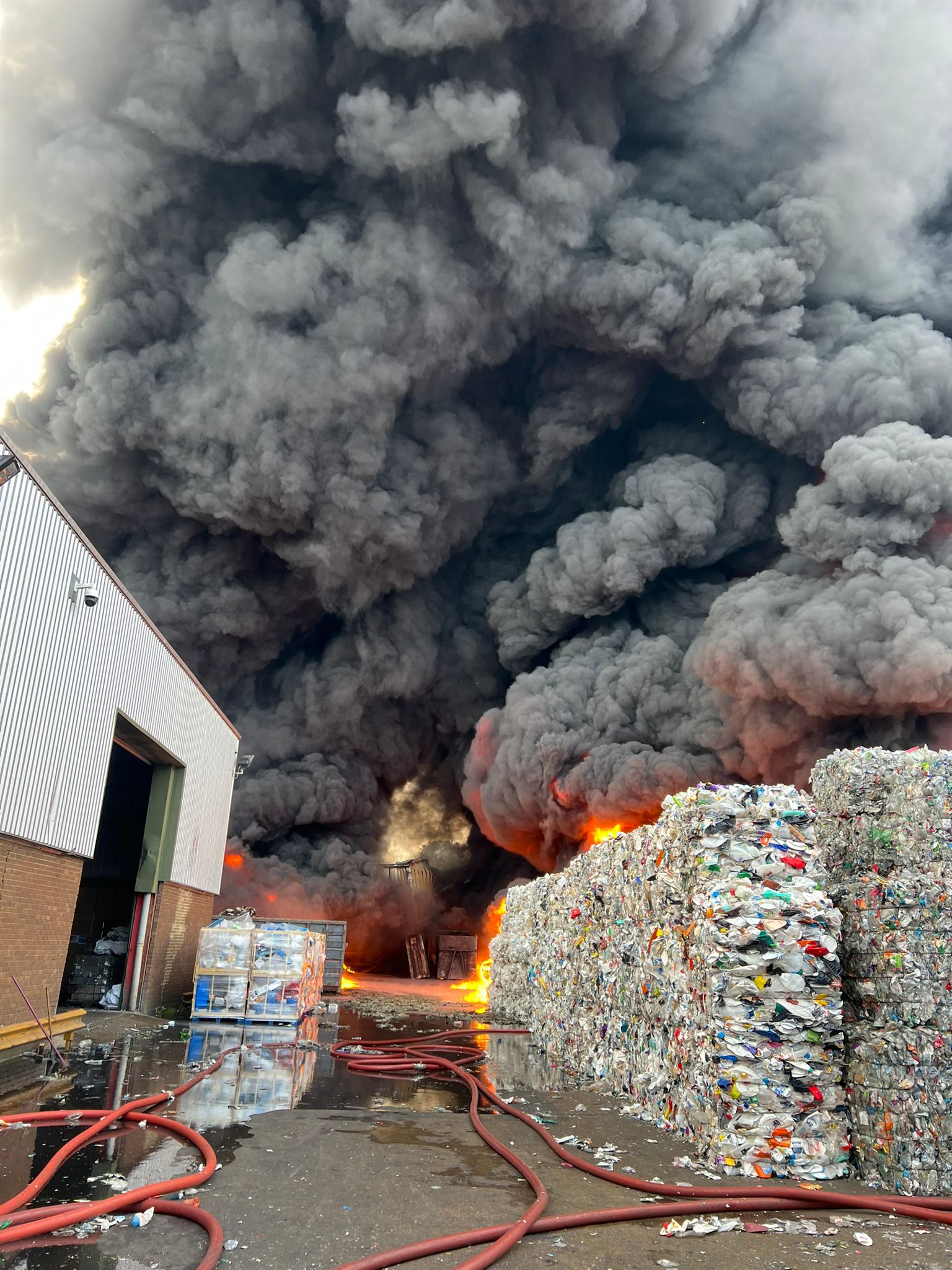 Large Fire at Sanders Lodge Industrial Estate Rushden ...