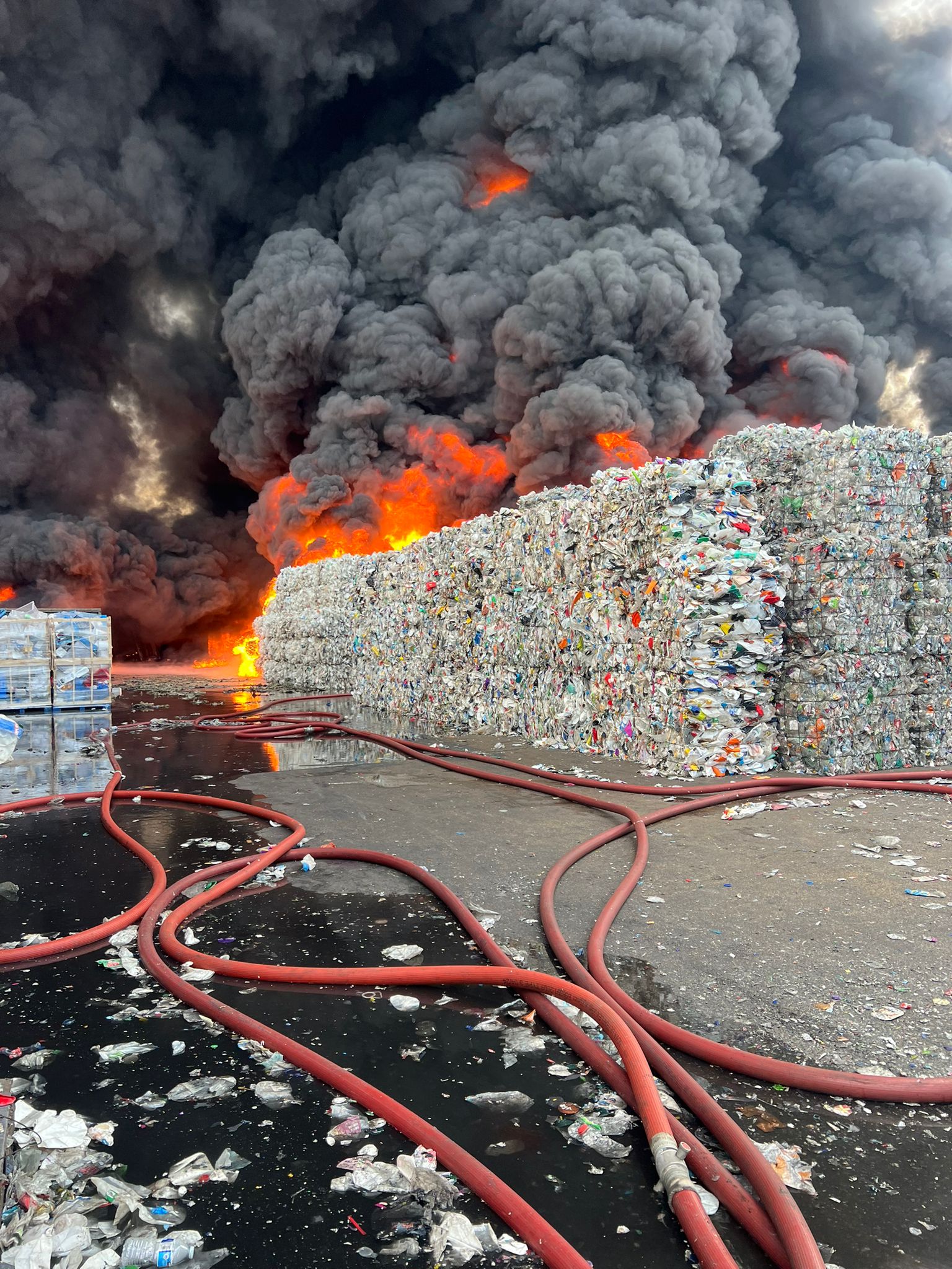 Large Fire at Sanders Lodge Industrial Estate Rushden ...